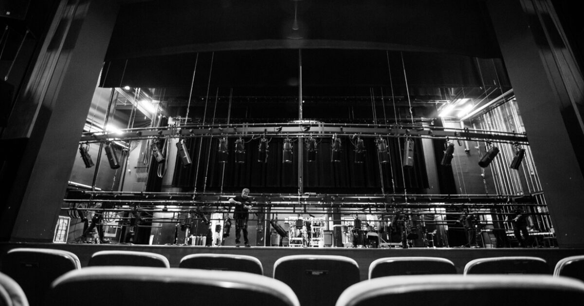 Orchestrer la magie : Découvrez les coulisses du Théâtre des Deux…